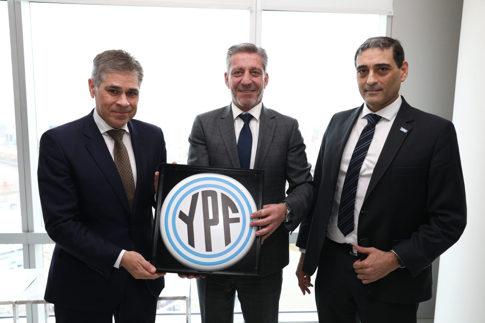 Reunión del Presidente con el nuevo CEO de YPF y el gobernador de ...