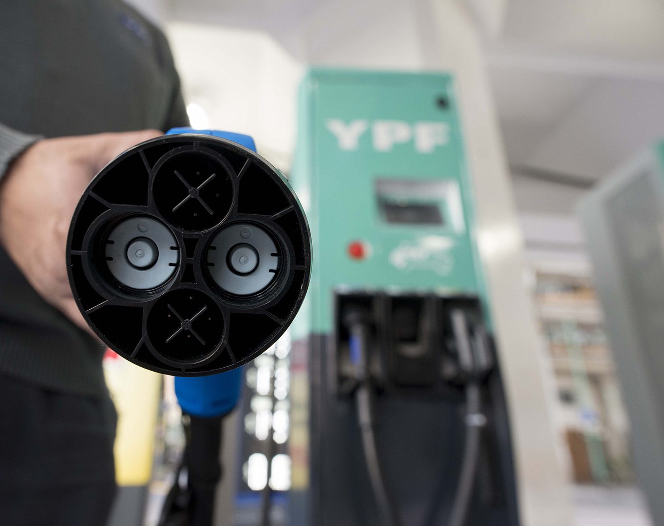 YPF instaló los primeros surtidores eléctricos del país - El sitio de ...